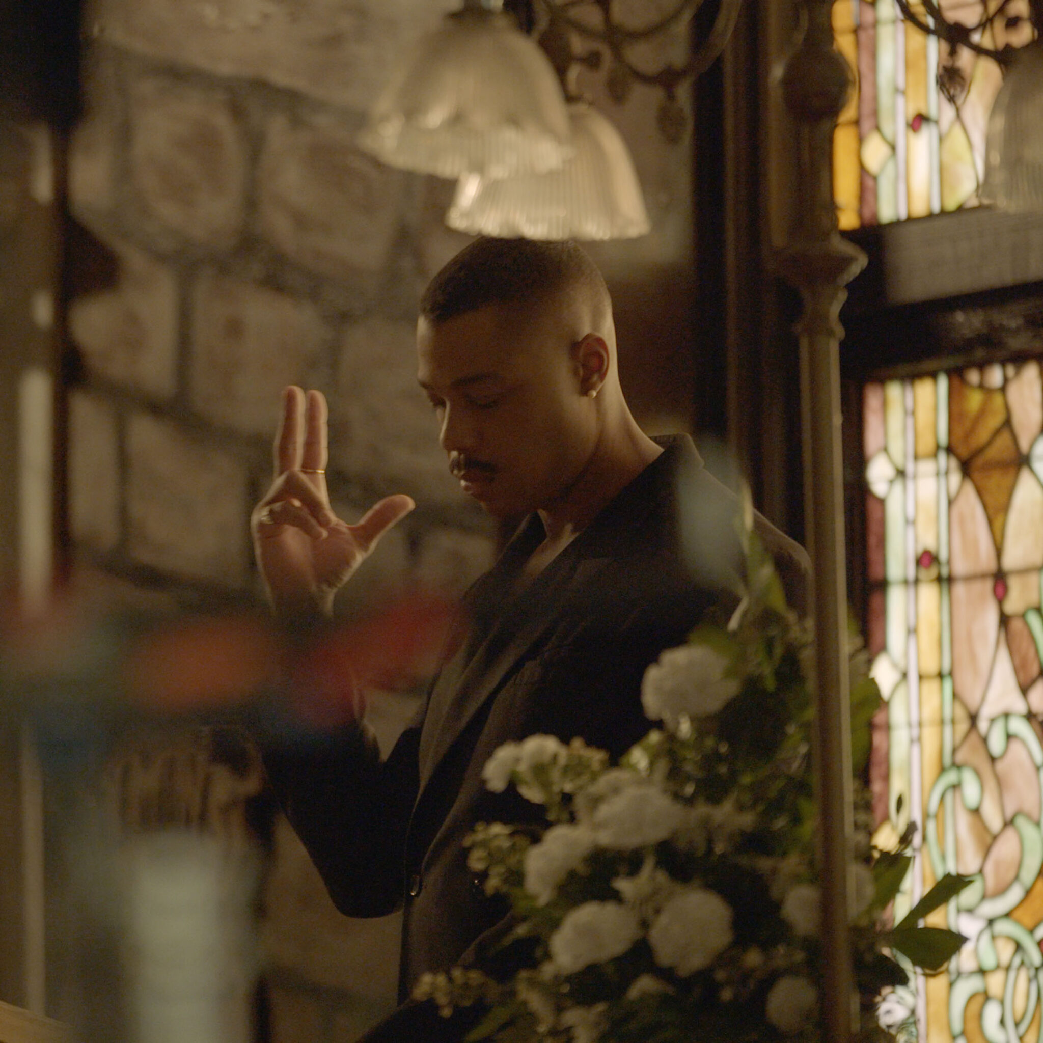 'I Do Read': Greg Kinnear, a Disarmingly Self-Aware Bibliophile, Shows ...